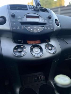 Melns Toyota RAV4 2007 Viļņa, ar dzinēja tilpumu 2.23 L un nobraukumu 320 tūkst. km par 3400 €, foto 15 vietnē AUTOMOTO.COM.LV