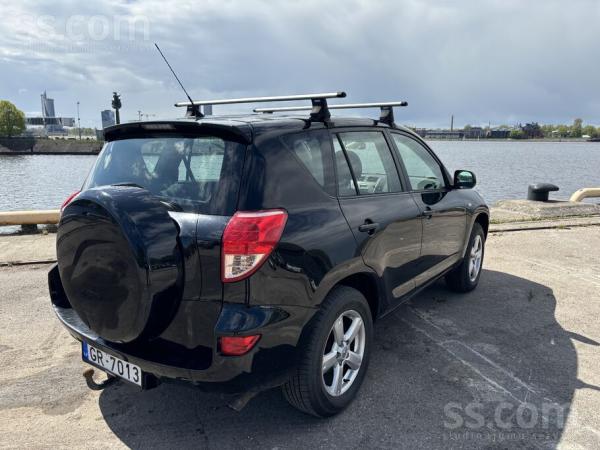 Melns Toyota RAV4 2007 Rīga, ar dzinēja tilpumu 2.00 L un nobraukumu 190 tūkst. km par 5050 €, foto 5 vietnē AUTOMOTO.COM.LV