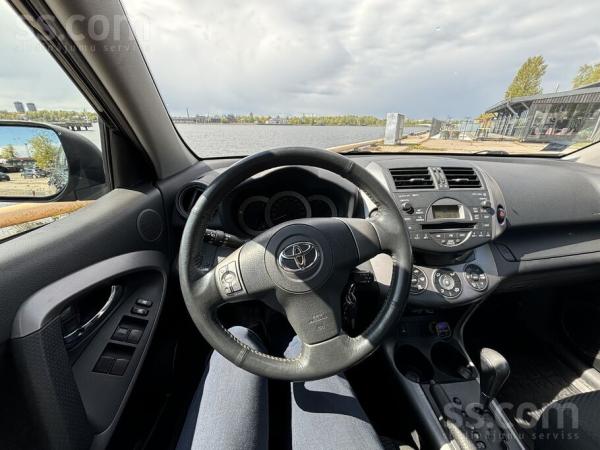 Melns Toyota RAV4 2007 Rīga, ar dzinēja tilpumu 2.00 L un nobraukumu 190 tūkst. km par 5050 €, foto 8 vietnē AUTOMOTO.COM.LV