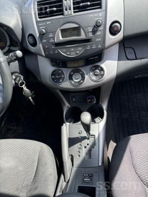 Melns Toyota RAV4 2007 Rīga, ar dzinēja tilpumu 2.00 L un nobraukumu 190 tūkst. km par 5050 €, foto 10 vietnē AUTOMOTO.COM.LV