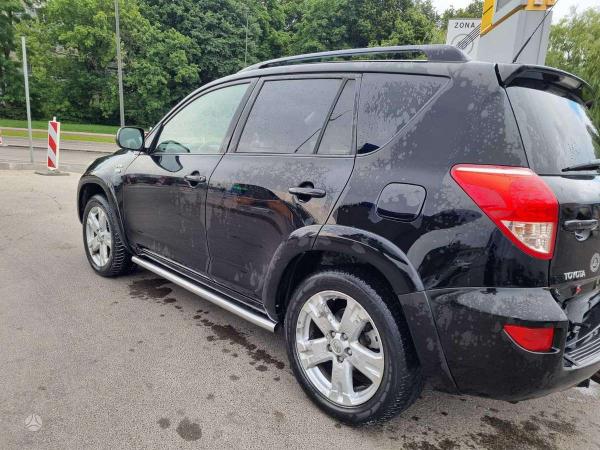Black Toyota RAV4 2007 in Kaunas, with an engine capacity of 2.23 L and mileage of 300 thousand km for 2350 €, photo 4 on AUTOMOTO.COM.LV