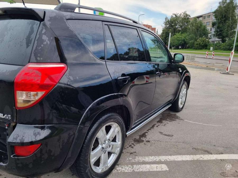 Melns Toyota RAV4 2007 Kauņa, ar dzinēja tilpumu 2.23 L un nobraukumu 300 tūkst. km par 2350 €, foto 6 vietnē AUTOMOTO.COM.LV