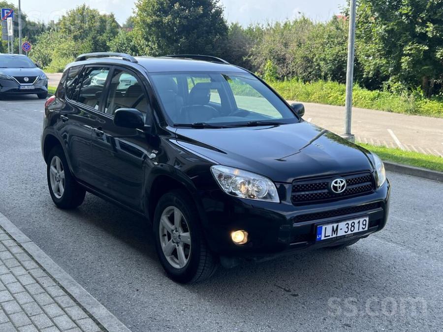 Melns Toyota RAV4 2007 Rīga, ar dzinēja tilpumu 2.20 L un nobraukumu 340 tūkst. km par 3100 €, foto 1 vietnē AUTOMOTO.COM.LV