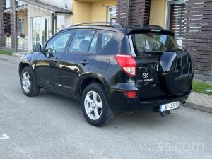 Melns Toyota RAV4 2007 Rīga, ar dzinēja tilpumu 2.20 L un nobraukumu 340 tūkst. km par 3100 €, foto 4 vietnē AUTOMOTO.COM.LV
