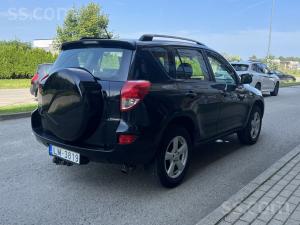Melns Toyota RAV4 2007 Rīga, ar dzinēja tilpumu 2.20 L un nobraukumu 340 tūkst. km par 3100 €, foto 5 vietnē AUTOMOTO.COM.LV