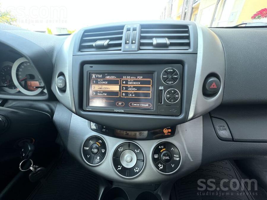 Melns Toyota RAV4 2007 Rīga, ar dzinēja tilpumu 2.20 L un nobraukumu 340 tūkst. km par 3100 €, foto 6 vietnē AUTOMOTO.COM.LV
