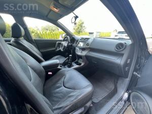 Melns Toyota RAV4 2007 Rīga, ar dzinēja tilpumu 2.20 L un nobraukumu 340 tūkst. km par 3100 €, foto 8 vietnē AUTOMOTO.COM.LV
