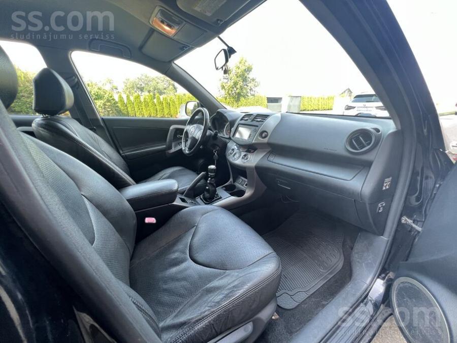 Melns Toyota RAV4 2007 Rīga, ar dzinēja tilpumu 2.20 L un nobraukumu 340 tūkst. km par 3100 €, foto 8 vietnē AUTOMOTO.COM.LV