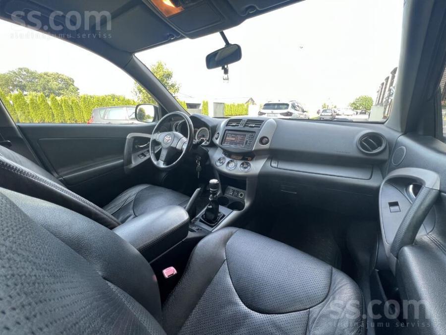 Melns Toyota RAV4 2007 Rīga, ar dzinēja tilpumu 2.20 L un nobraukumu 340 tūkst. km par 3100 €, foto 9 vietnē AUTOMOTO.COM.LV