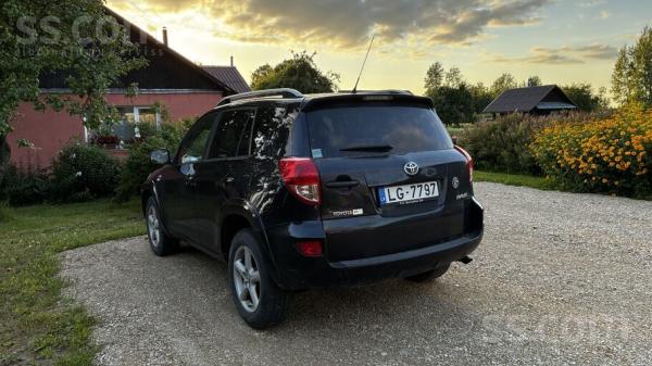 Melns Toyota RAV4 2007 Rīga, ar dzinēja tilpumu 2.20 L un nobraukumu 326 tūkst. km par 3700 €, foto 3 vietnē AUTOMOTO.COM.LV