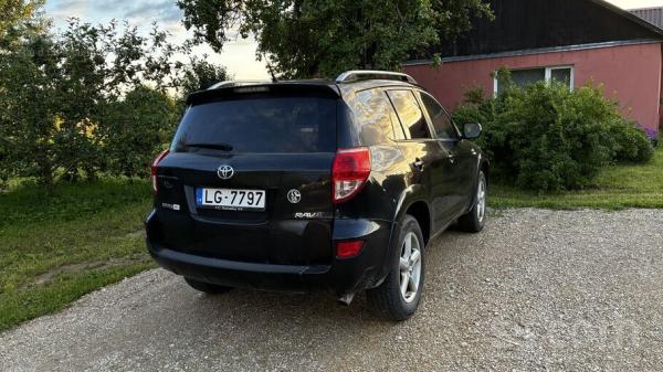 Melns Toyota RAV4 2007 Rīga, ar dzinēja tilpumu 2.20 L un nobraukumu 326 tūkst. km par 3700 €, foto 4 vietnē AUTOMOTO.COM.LV