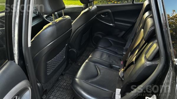 Melns Toyota RAV4 2007 Rīga, ar dzinēja tilpumu 2.20 L un nobraukumu 326 tūkst. km par 3700 €, foto 7 vietnē AUTOMOTO.COM.LV