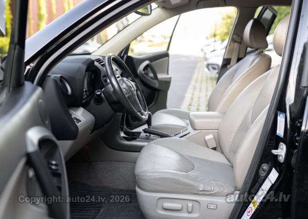 Melns Toyota RAV4 2007 Tallina, ar dzinēja tilpumu 2.00 L un nobraukumu 187 tūkst. km par 6900 €, foto 7 vietnē AUTOMOTO.COM.LV
