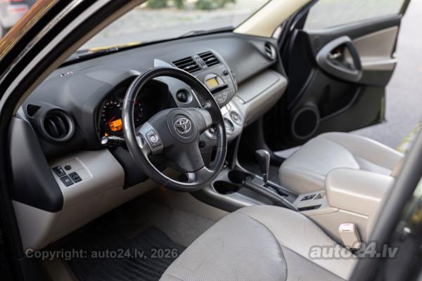 Melns Toyota RAV4 2007 Tallina, ar dzinēja tilpumu 2.00 L un nobraukumu 187 tūkst. km par 6900 €, foto 8 vietnē AUTOMOTO.COM.LV