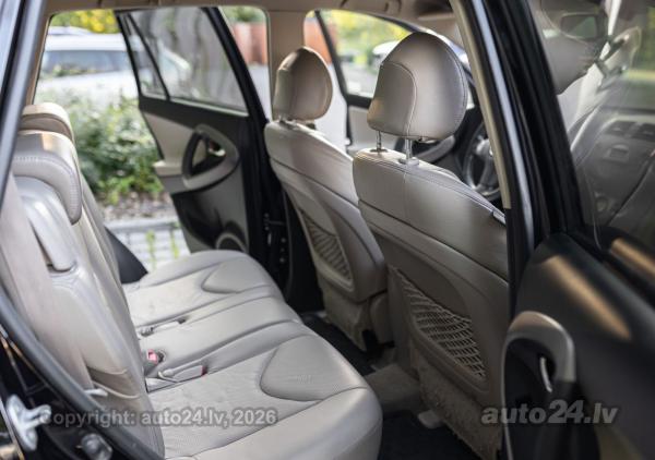 Melns Toyota RAV4 2007 Tallina, ar dzinēja tilpumu 2.00 L un nobraukumu 187 tūkst. km par 6900 €, foto 10 vietnē AUTOMOTO.COM.LV