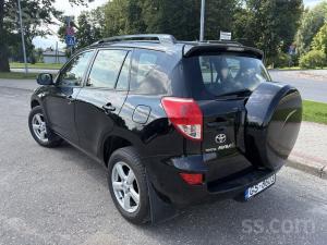 Melns Toyota RAV4 2007 Rīga, ar dzinēja tilpumu 2.00 L un nobraukumu 172 tūkst. km par 3900 €, foto 3 vietnē AUTOMOTO.COM.LV