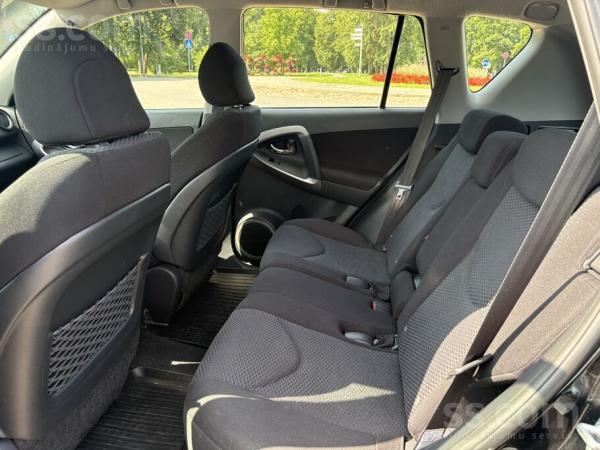 Black Toyota RAV4 2007 in Riga, with an engine capacity of 2.00 L and mileage of 172 thousand km for 3900 €, photo 6 on AUTOMOTO.COM.LV