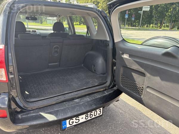 Black Toyota RAV4 2007 in Riga, with an engine capacity of 2.00 L and mileage of 172 thousand km for 3900 €, photo 7 on AUTOMOTO.COM.LV