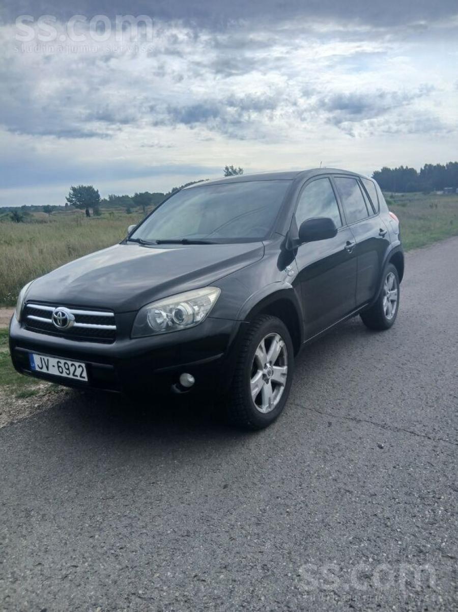 Black Toyota RAV4 2007 in Daugavpils, with an engine capacity of 2.20 L and mileage of 220 thousand km for 4500 €, photo 1 on AUTOMOTO.COM.LV