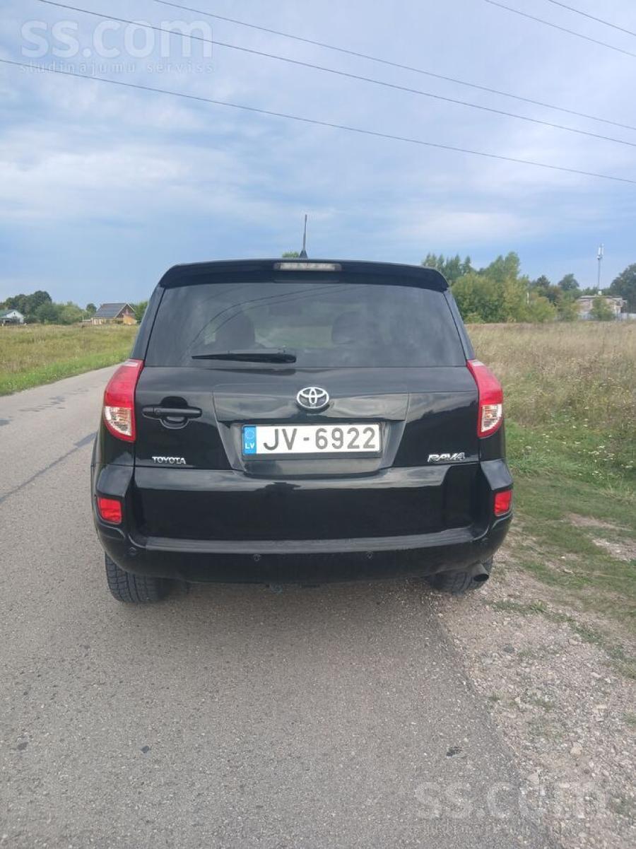 Black Toyota RAV4 2007 in Daugavpils, with an engine capacity of 2.20 L and mileage of 220 thousand km for 4500 €, photo 3 on AUTOMOTO.COM.LV