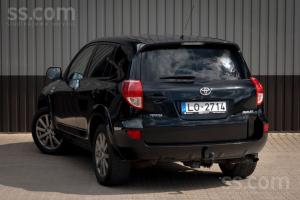 Black Toyota RAV4 2007 in Talsi, with an engine capacity of 2.20 L and mileage of 230 thousand km for 3490 €, photo 5 on AUTOMOTO.COM.LV