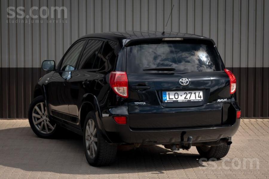 Black Toyota RAV4 2007 in Talsi, with an engine capacity of 2.20 L and mileage of 230 thousand km for 3490 €, photo 5 on AUTOMOTO.COM.LV