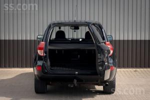 Black Toyota RAV4 2007 in Talsi, with an engine capacity of 2.20 L and mileage of 230 thousand km for 3490 €, photo 7 on AUTOMOTO.COM.LV