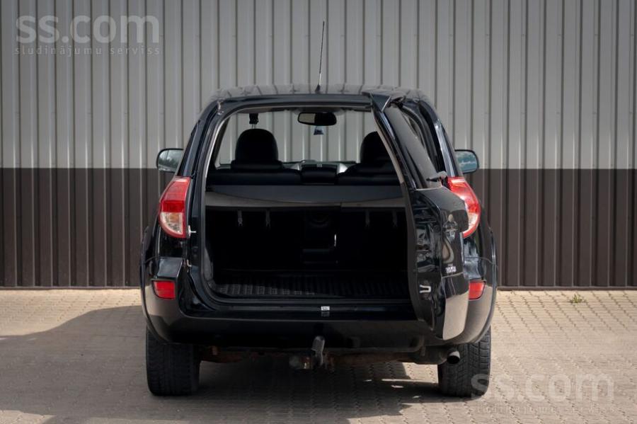 Black Toyota RAV4 2007 in Talsi, with an engine capacity of 2.20 L and mileage of 230 thousand km for 3490 €, photo 7 on AUTOMOTO.COM.LV