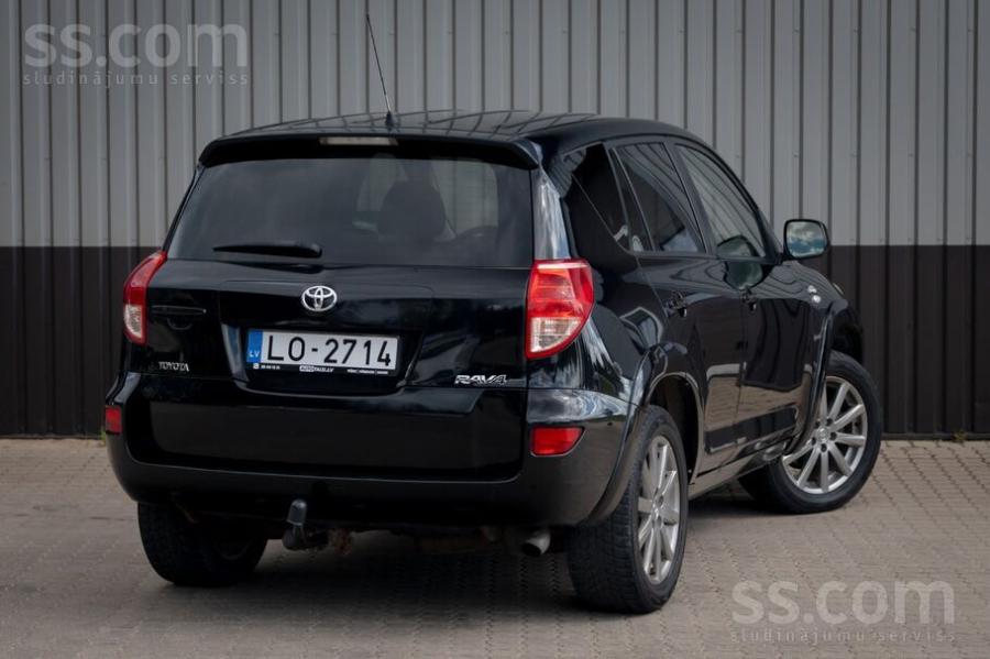 Black Toyota RAV4 2007 in Talsi, with an engine capacity of 2.20 L and mileage of 230 thousand km for 3490 €, photo 8 on AUTOMOTO.COM.LV