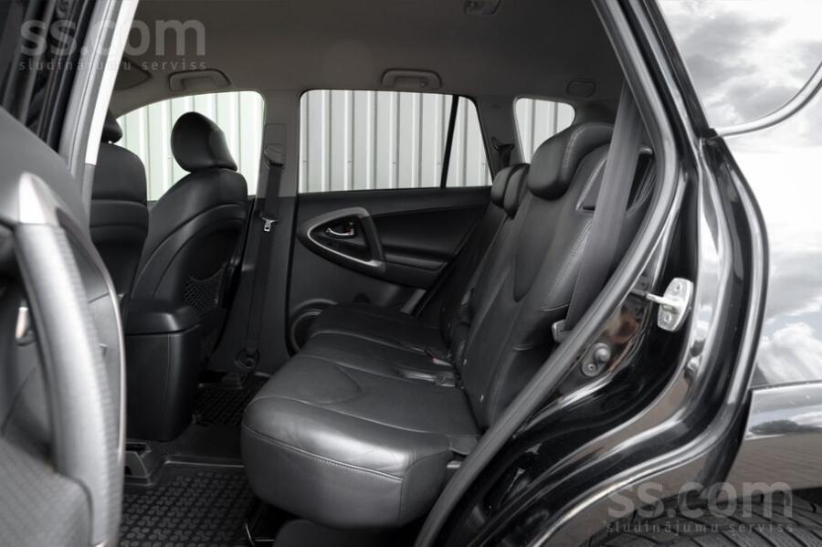 Black Toyota RAV4 2007 in Talsi, with an engine capacity of 2.20 L and mileage of 230 thousand km for 3490 €, photo 11 on AUTOMOTO.COM.LV