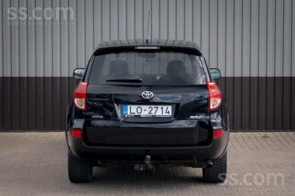 Black Toyota RAV4 2007 in Talsi, with an engine capacity of 2.20 L and mileage of 230 thousand km for 3490 €, photo 5 on AUTOMOTO.COM.LV