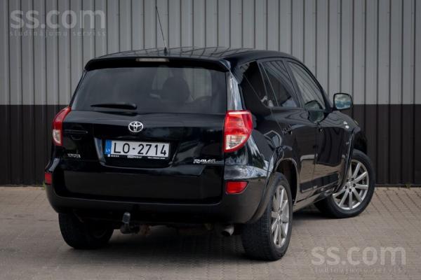 Black Toyota RAV4 2007 in Talsi, with an engine capacity of 2.20 L and mileage of 230 thousand km for 3490 €, photo 7 on AUTOMOTO.COM.LV