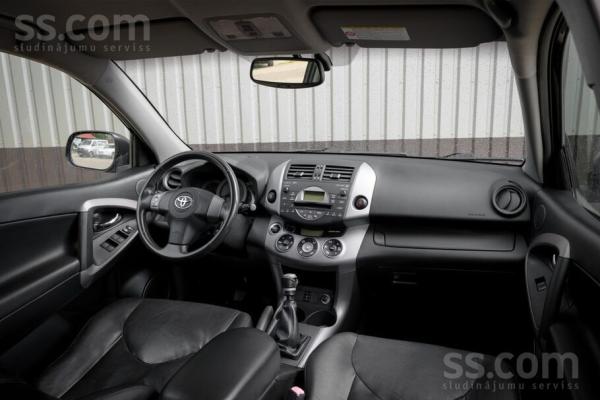 Black Toyota RAV4 2007 in Talsi, with an engine capacity of 2.20 L and mileage of 230 thousand km for 3490 €, photo 8 on AUTOMOTO.COM.LV
