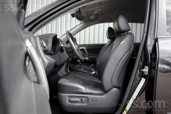 Black Toyota RAV4 2007 in Talsi, with an engine capacity of 2.20 L and mileage of 230 thousand km for 3490 €, photo 9 on AUTOMOTO.COM.LV
