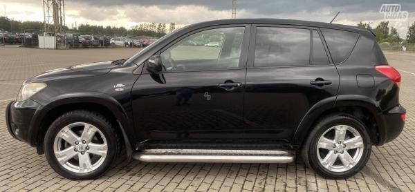 Black Toyota RAV4 2007 in Marijampole, with an engine capacity of 2.20 L and mileage of 178 thousand km for 3950 €, photo 7 on AUTOMOTO.COM.LV