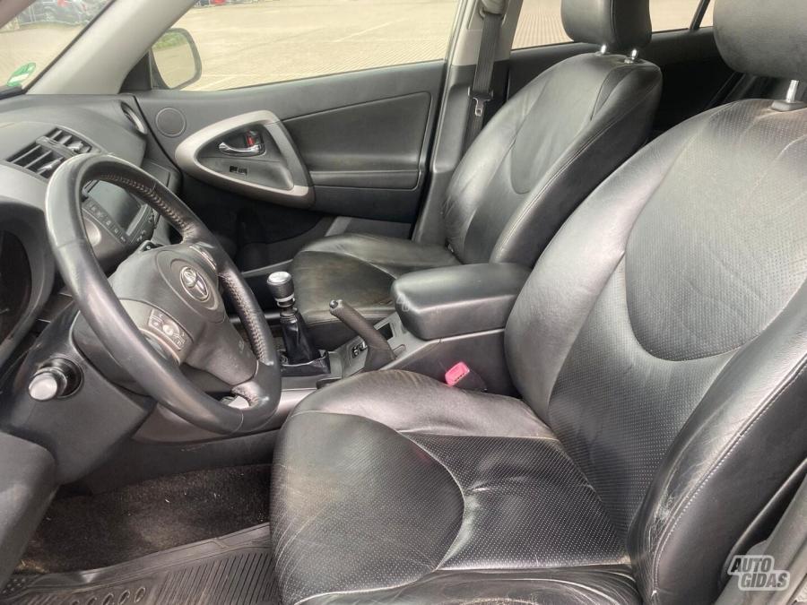 Melns Toyota RAV4 2007 Marijampole, ar dzinēja tilpumu 2.20 L un nobraukumu 178 tūkst. km par 3950 €, foto 8 vietnē AUTOMOTO.COM.LV