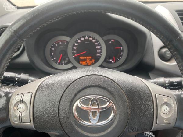 Black Toyota RAV4 2007 in Marijampole, with an engine capacity of 2.20 L and mileage of 178 thousand km for 3950 €, photo 9 on AUTOMOTO.COM.LV