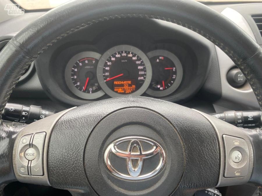 Melns Toyota RAV4 2007 Marijampole, ar dzinēja tilpumu 2.20 L un nobraukumu 178 tūkst. km par 3950 €, foto 9 vietnē AUTOMOTO.COM.LV