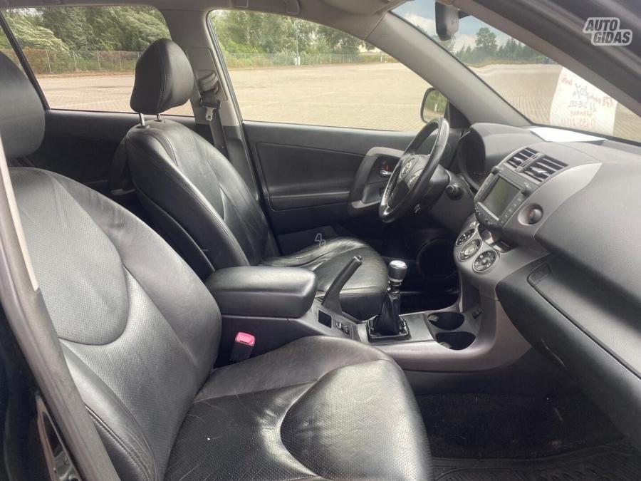 Melns Toyota RAV4 2007 Marijampole, ar dzinēja tilpumu 2.20 L un nobraukumu 178 tūkst. km par 3950 €, foto 14 vietnē AUTOMOTO.COM.LV