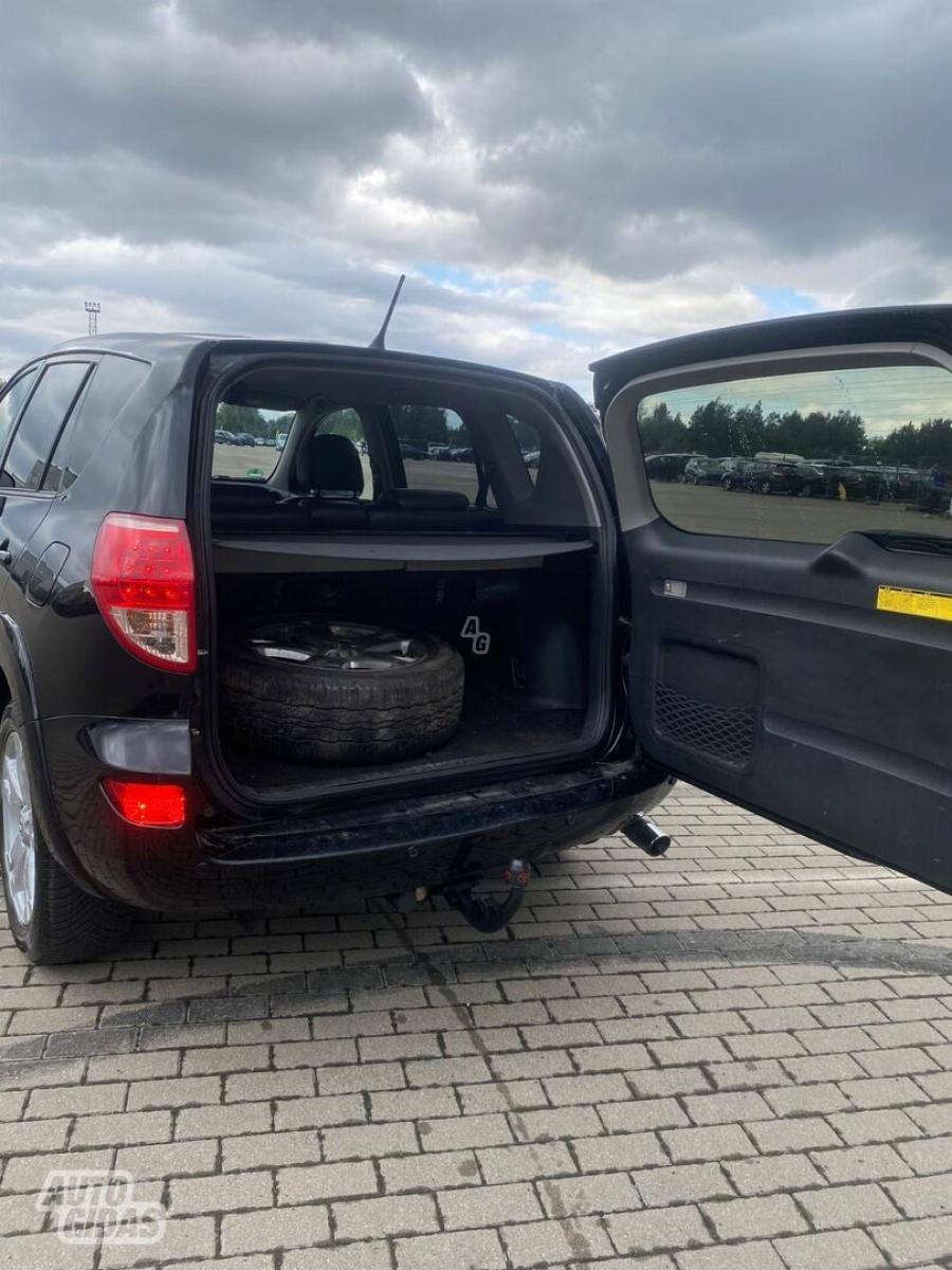 Melns Toyota RAV4 2007 Marijampole, ar dzinēja tilpumu 2.20 L un nobraukumu 178 tūkst. km par 3950 €, foto 16 vietnē AUTOMOTO.COM.LV