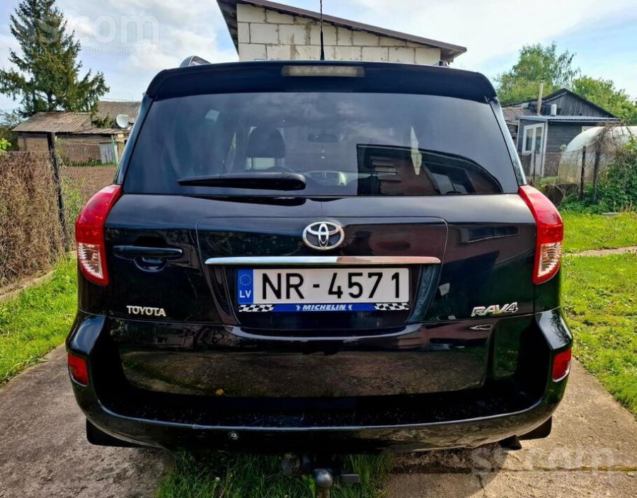 Melns Toyota RAV4 2008 Rīga, ar dzinēja tilpumu 2.20 L un nobraukumu 293 tūkst. km par 4500 €, foto 4 vietnē AUTOMOTO.COM.LV