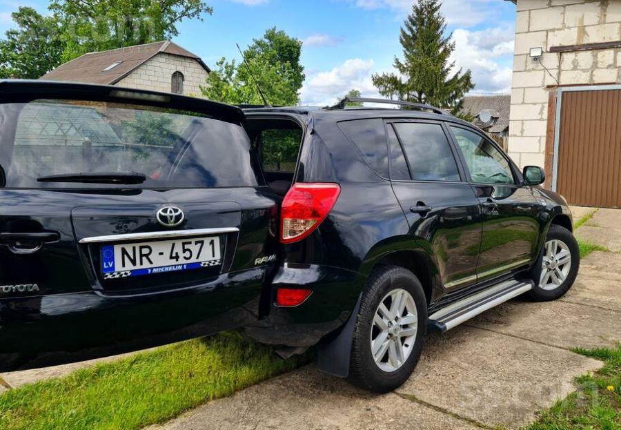 Melns Toyota RAV4 2008 Rīga, ar dzinēja tilpumu 2.20 L un nobraukumu 293 tūkst. km par 4500 €, foto 5 vietnē AUTOMOTO.COM.LV