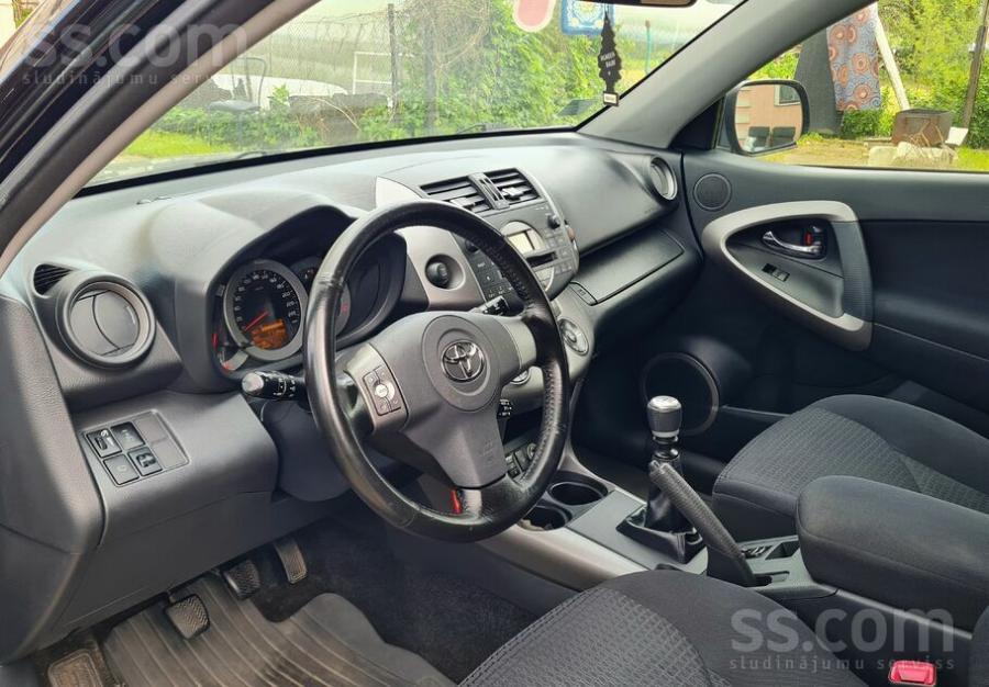 Melns Toyota RAV4 2008 Rīga, ar dzinēja tilpumu 2.20 L un nobraukumu 293 tūkst. km par 4500 €, foto 12 vietnē AUTOMOTO.COM.LV