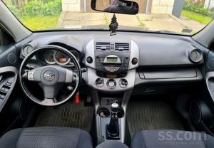 Melns Toyota RAV4 2008 Rīga, ar dzinēja tilpumu 2.20 L un nobraukumu 293 tūkst. km par 4500 €, foto 13 vietnē AUTOMOTO.COM.LV
