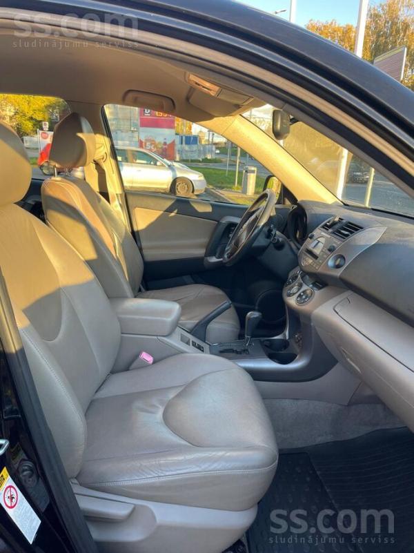 Melns Toyota RAV4 2008 Rīga, ar dzinēja tilpumu 2.00 L un nobraukumu 125 tūkst. km par 5500 €, foto 11 vietnē AUTOMOTO.COM.LV