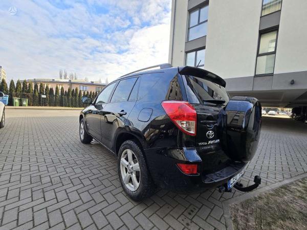 Melns Toyota RAV4 2008 Kauņa, ar dzinēja tilpumu 2.23 L un nobraukumu 225 tūkst. km par 5150 €, foto 1 vietnē AUTOMOTO.COM.LV