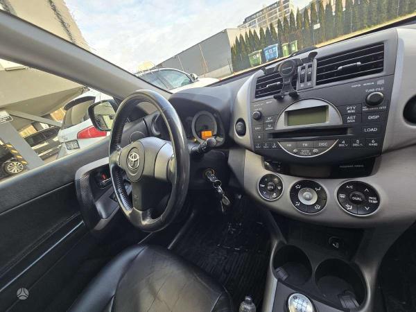 Melns Toyota RAV4 2008 Kauņa, ar dzinēja tilpumu 2.23 L un nobraukumu 225 tūkst. km par 5150 €, foto 10 vietnē AUTOMOTO.COM.LV