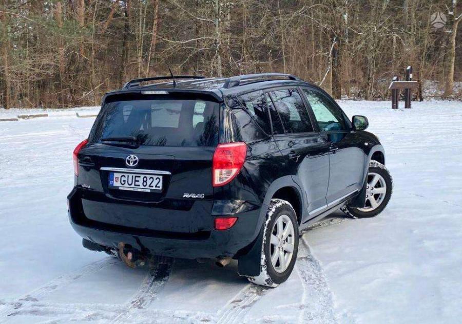 Black Toyota RAV4 2008 in Vilnius, with an engine capacity of 2.00 L and mileage of 206 thousand km for 7400 €, photo 4 on AUTOMOTO.COM.LV