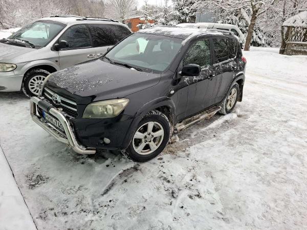 Black Toyota RAV4 2008 in Alytus, with an engine capacity of 2.23 L and mileage of 300 thousand km for 4900 €, photo 1 on AUTOMOTO.COM.LV