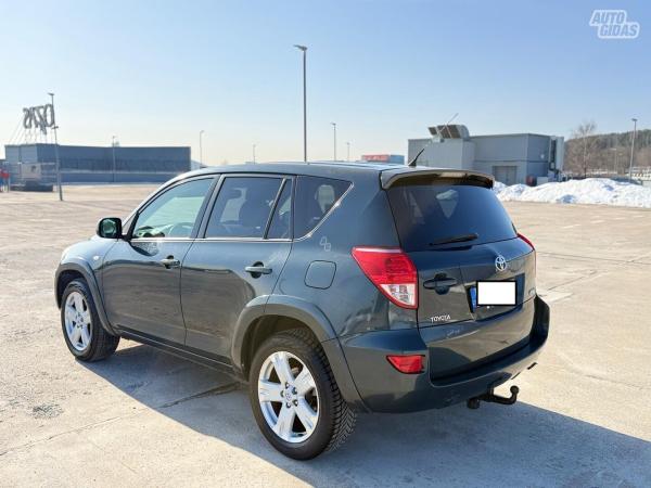 Black Toyota RAV4 2008 in Ukmerge, with an engine capacity of 2.20 L and mileage of 209 thousand km for 5500 €, photo 3 on AUTOMOTO.COM.LV